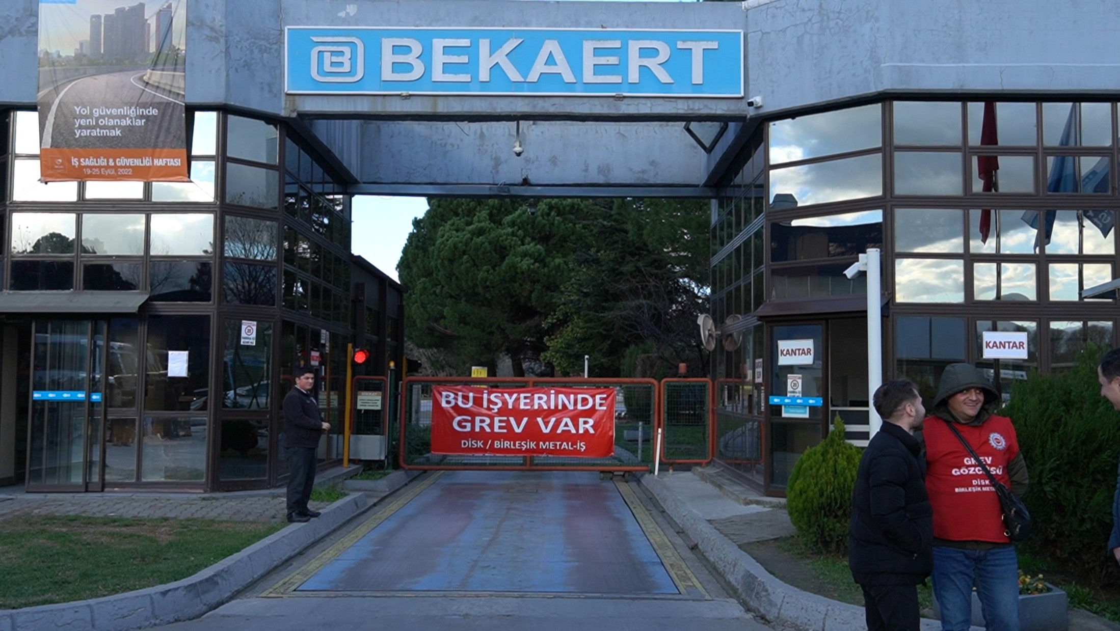 Bekaert işçileri yasak kararına rağmen greve devam ediyor: "Grev yapmak ...