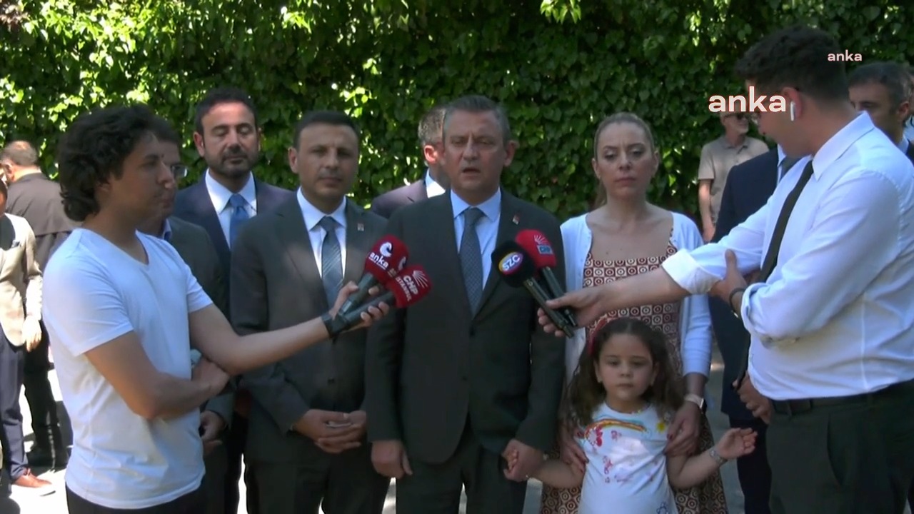 Özgür Özel, Tayfun Kahraman’ın kızının mezuniyet törenine katıldı: "Artık Vera'yı okula babası ...