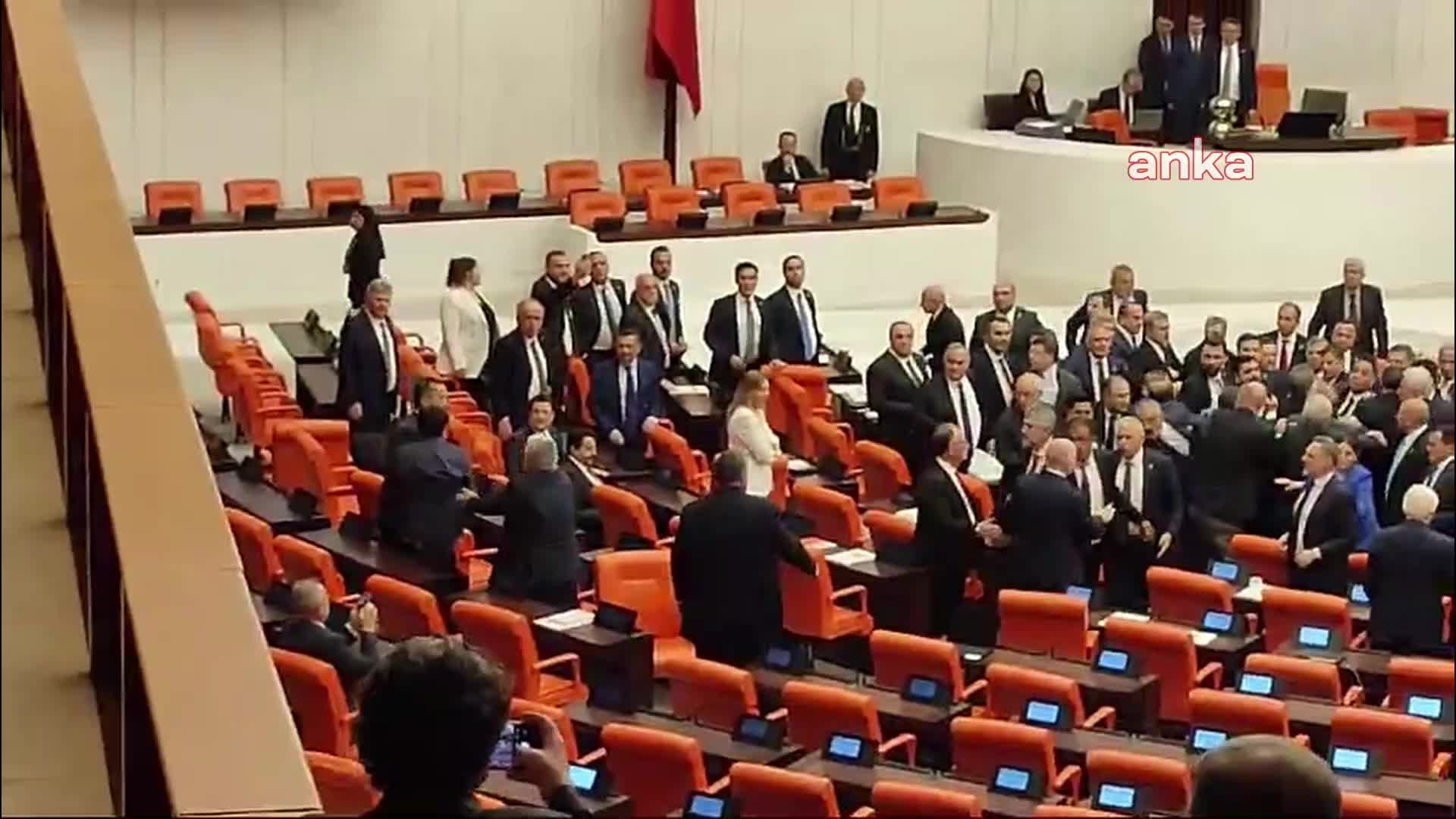 Meclis'te "hırsızlık" kavgası: AKP'li milletvekilleri DEM Partili Ali ...