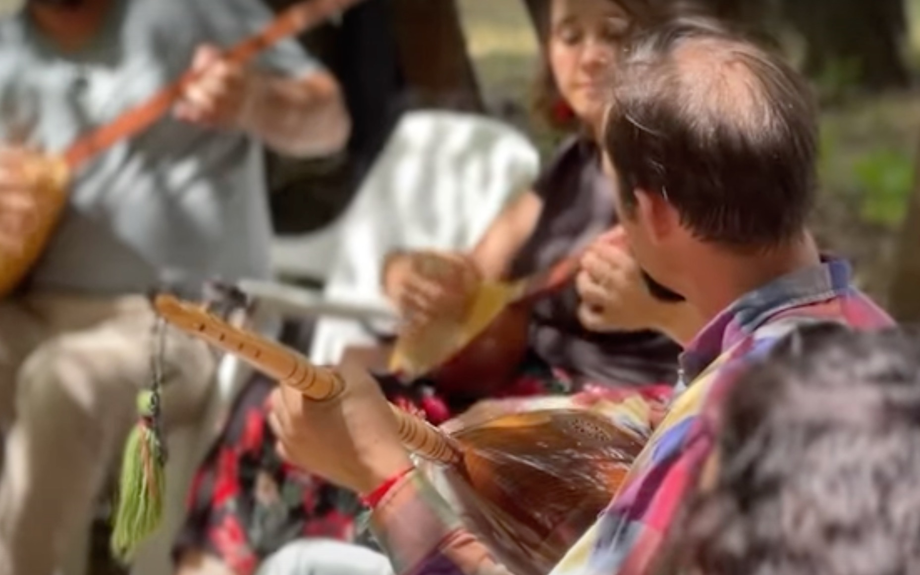 Li Munzurê atolyeya tenbûrê: Ji çar aliyên cîhanê beşdar hatin - Medyascope